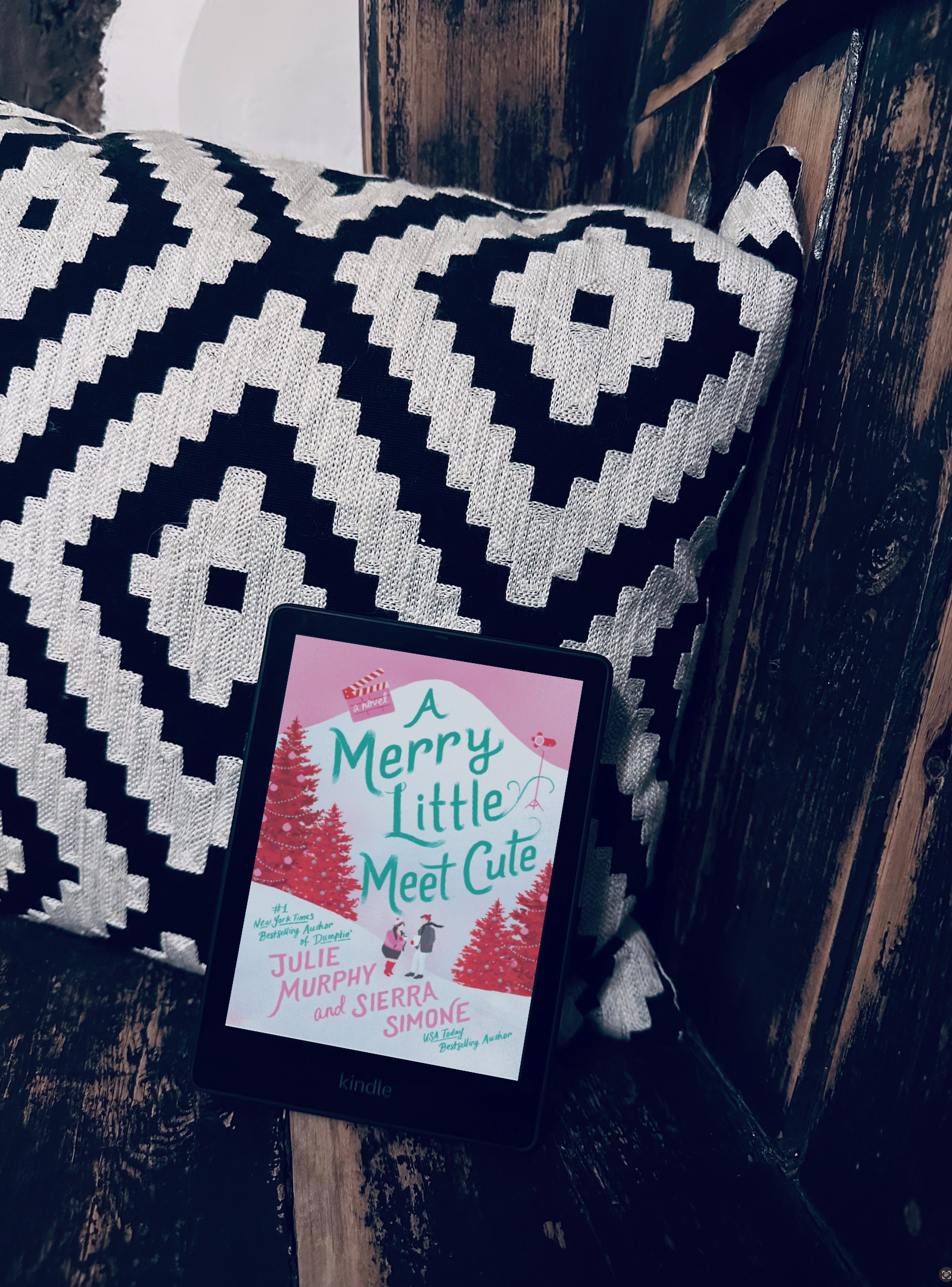 ARC Review: A Merry Little Meet Cute by Julie Murphy & Sierra Simone ...